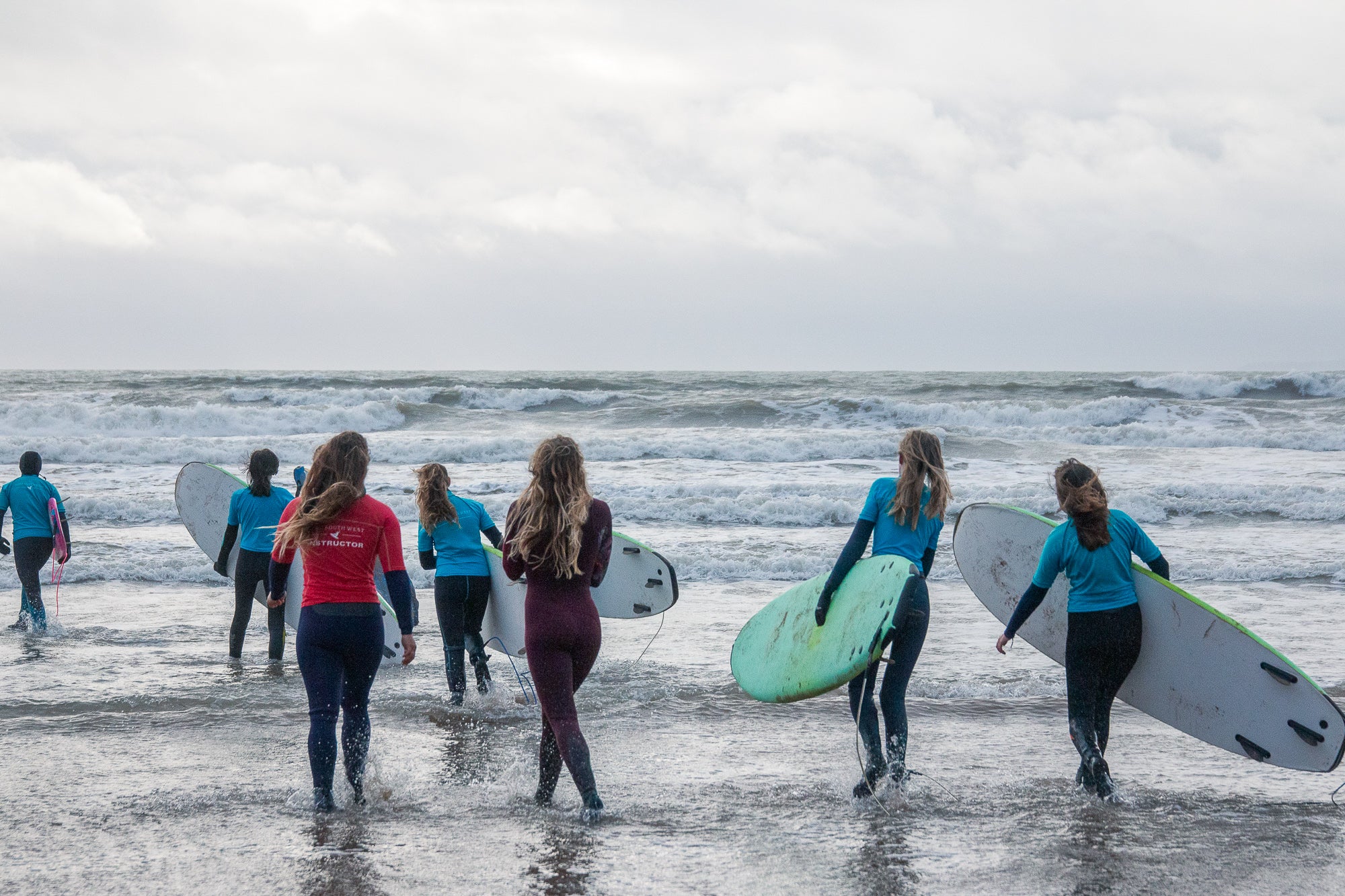 How to get girls into surfing – Waves Wahines – Dryrobe®
