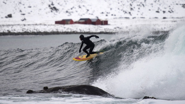 Freezing waves and surf legends in the Arctic Circle – Dryrobe®